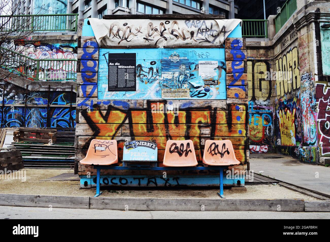 Graffiti bench hi-res stock photography and images - Alamy