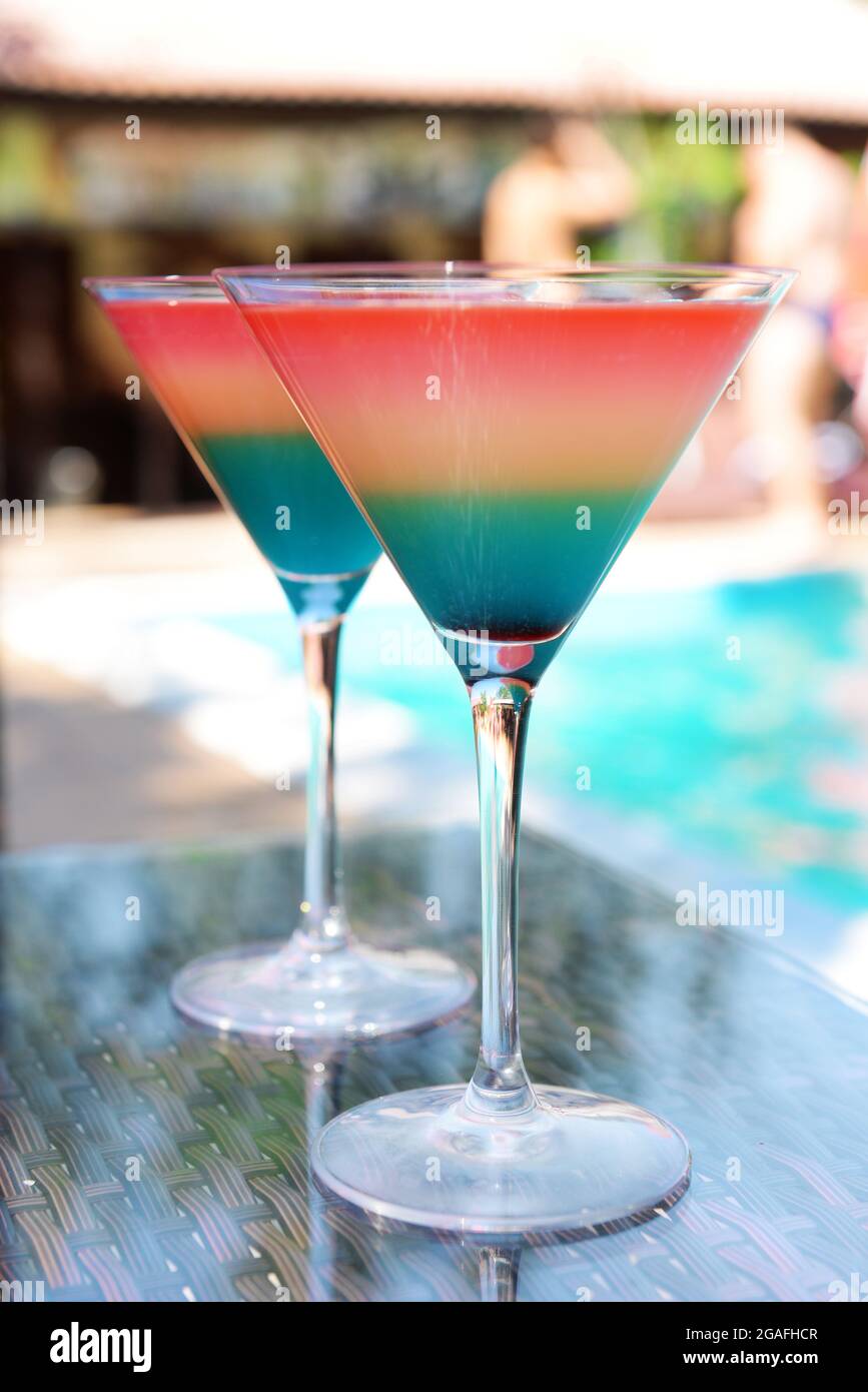 Cocktails on swimming pool background Stock Photo - Alamy