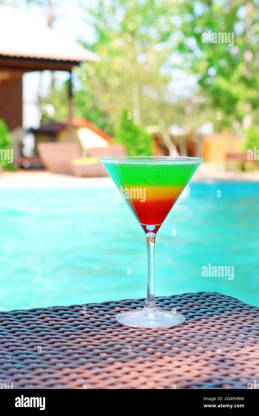 Cocktail on swimming pool background Stock Photo - Alamy