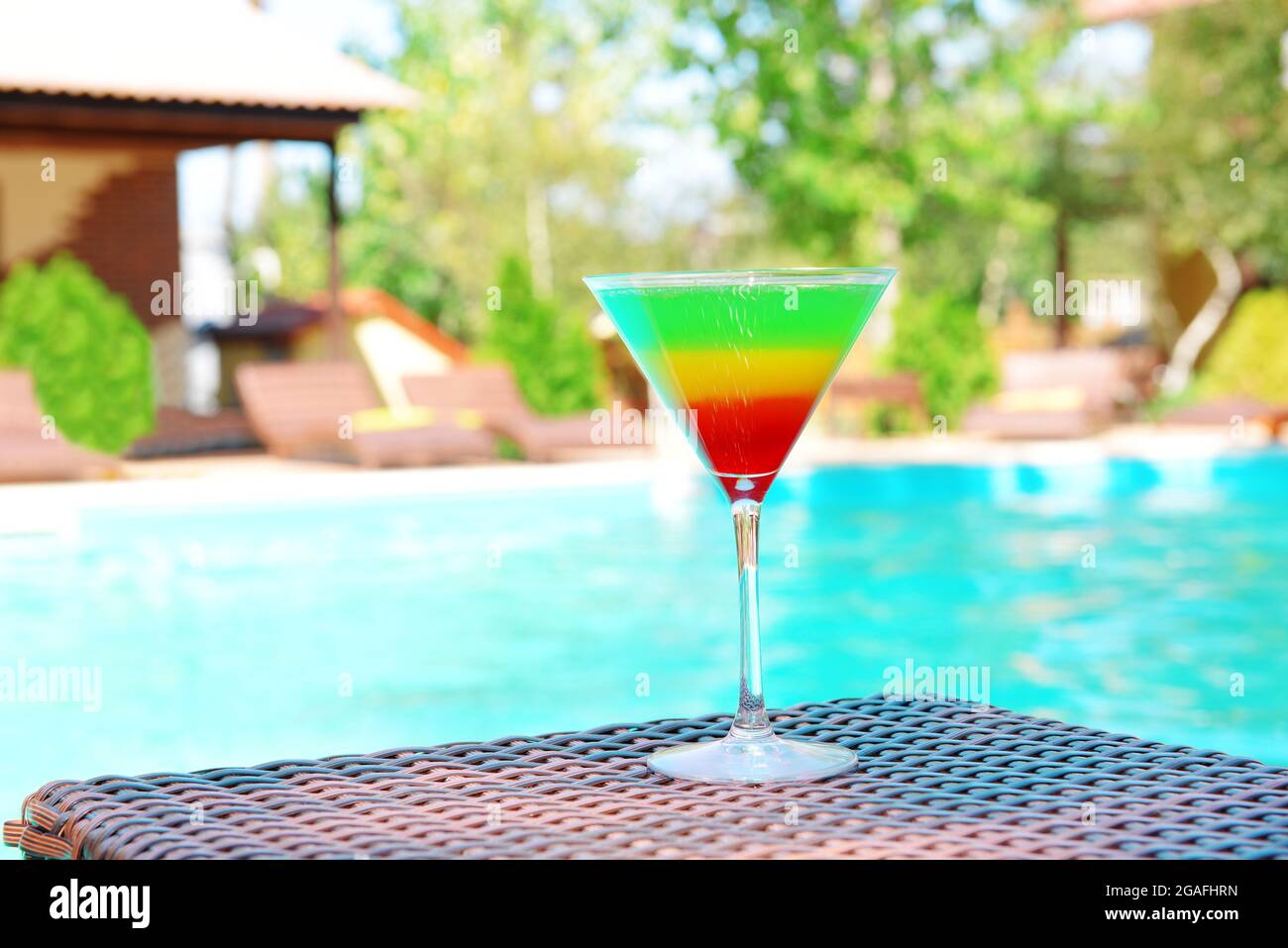 Cocktail on swimming pool background Stock Photo - Alamy
