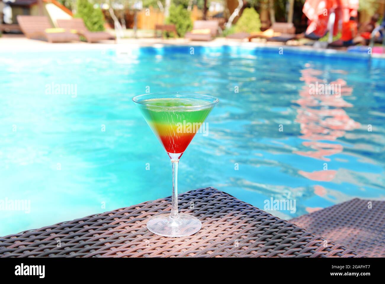 Cocktail on swimming pool background Stock Photo - Alamy