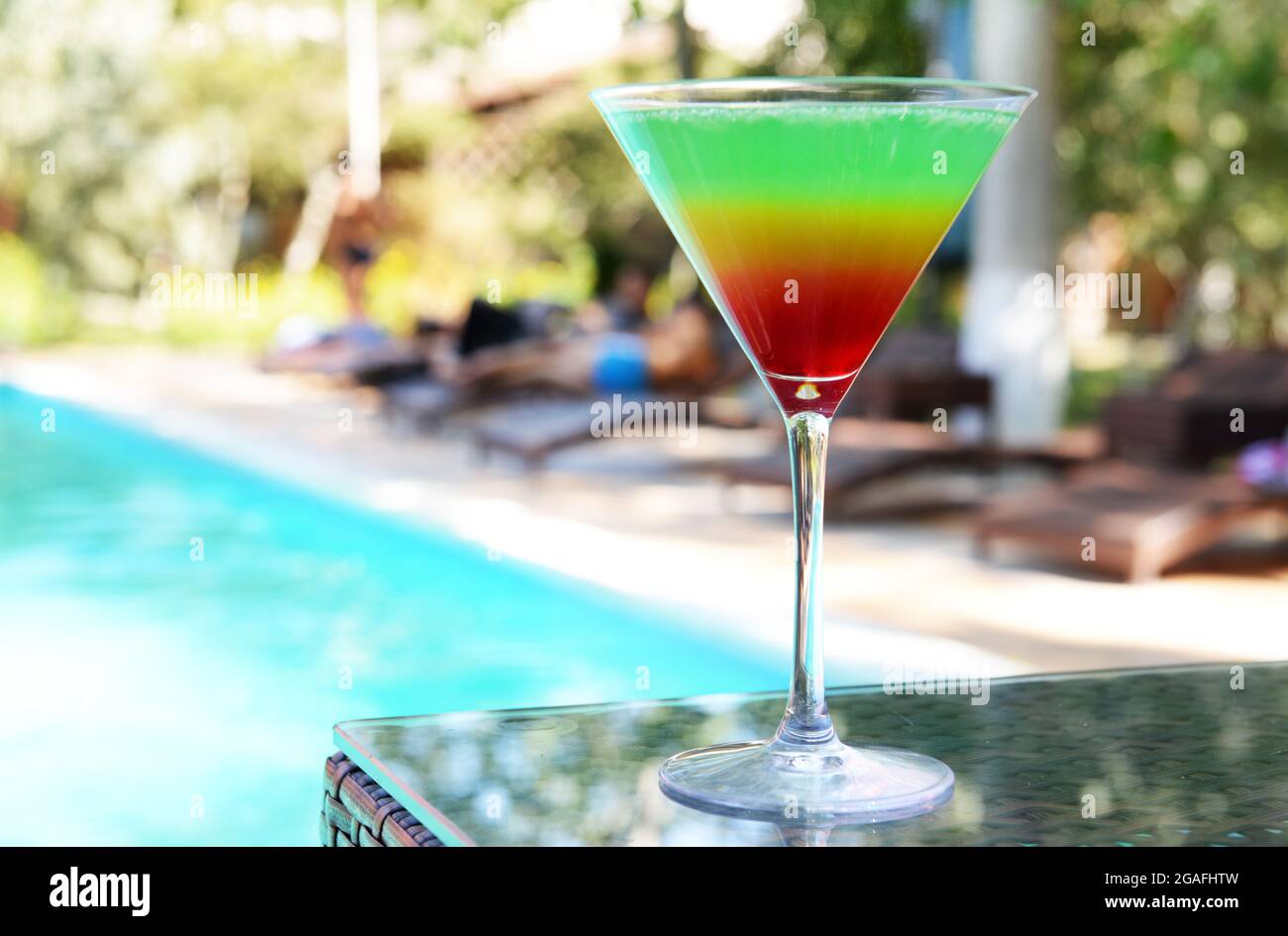 Cocktail on swimming pool background Stock Photo - Alamy
