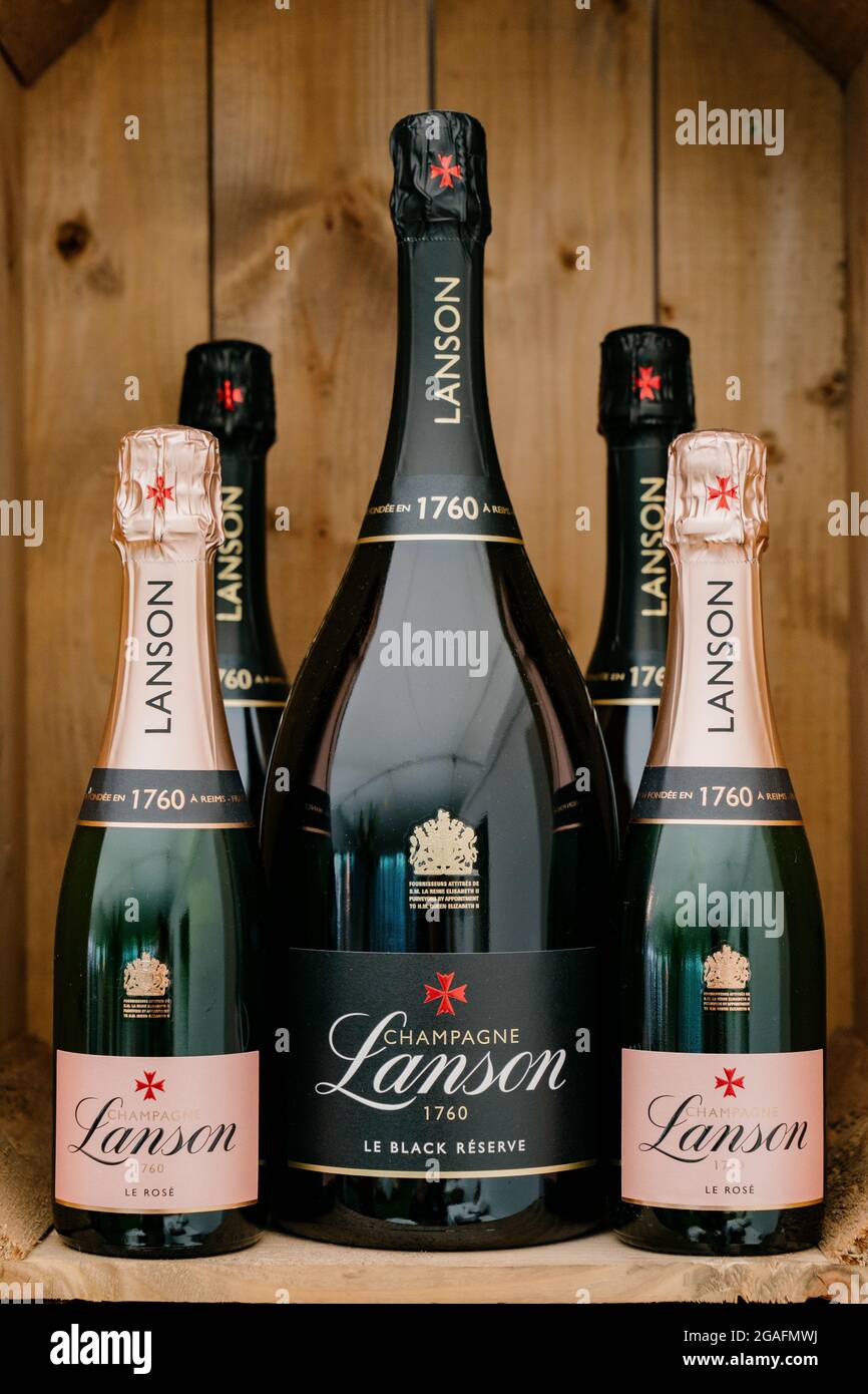 Bottles of fizz hi-res stock photography and images - Alamy