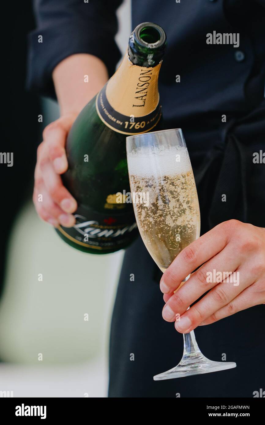 Hand pouring champagne hi-res stock photography and images - Alamy