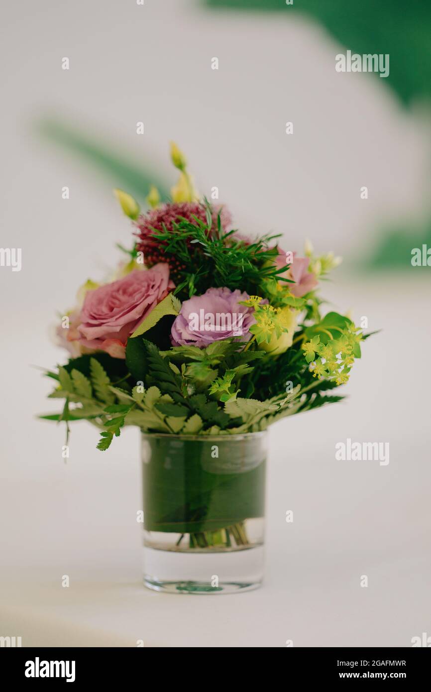 Table flowers hi-res stock photography and images - Alamy