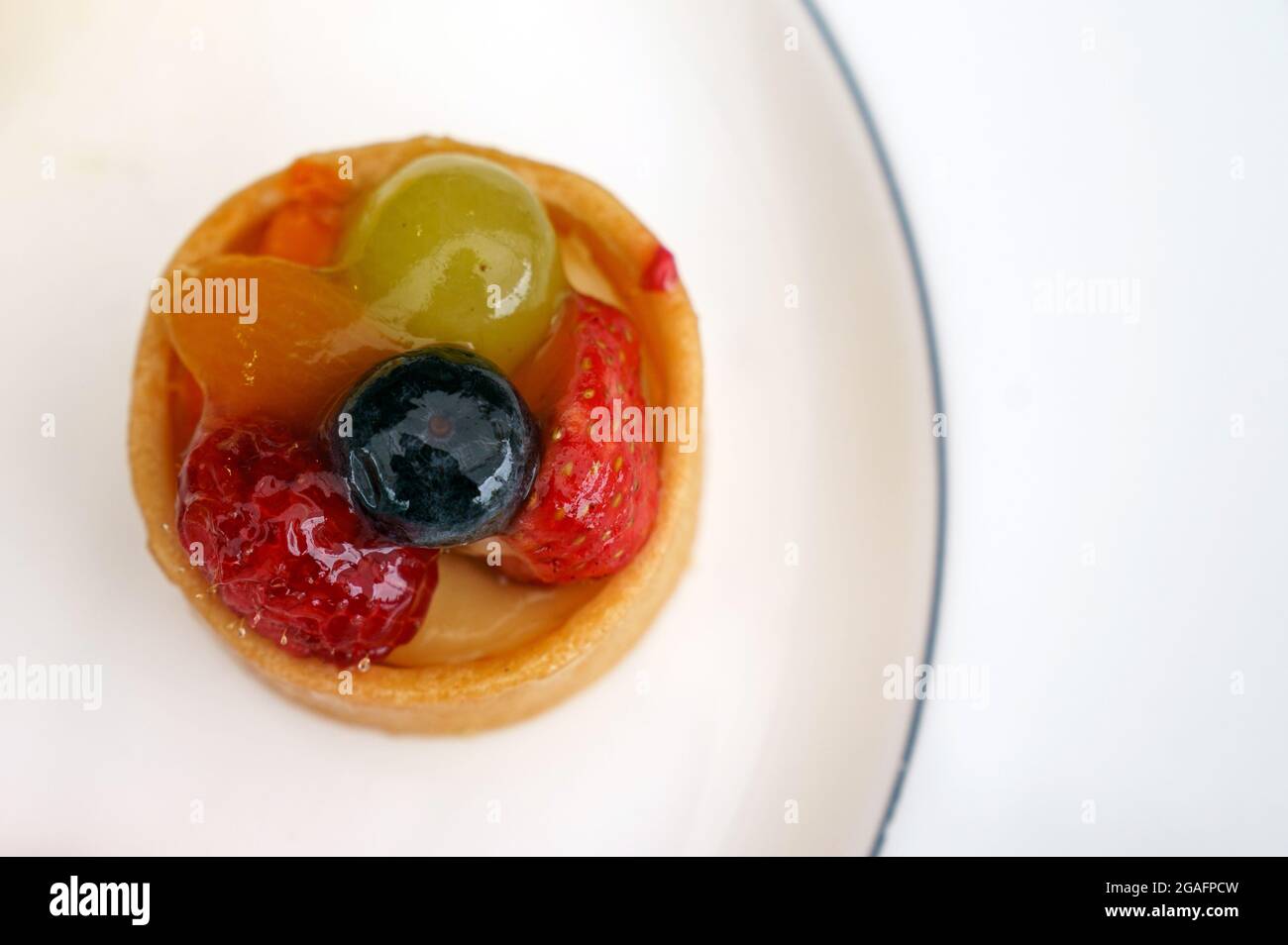 Detail of a Patisserie fruit tart Stock Photo - Alamy