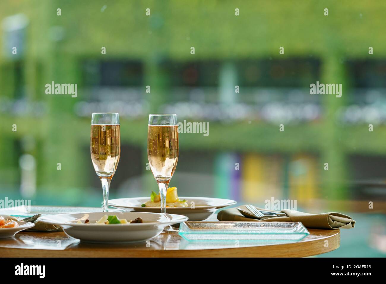 Restaurant table plate hi-res stock photography and images - Alamy