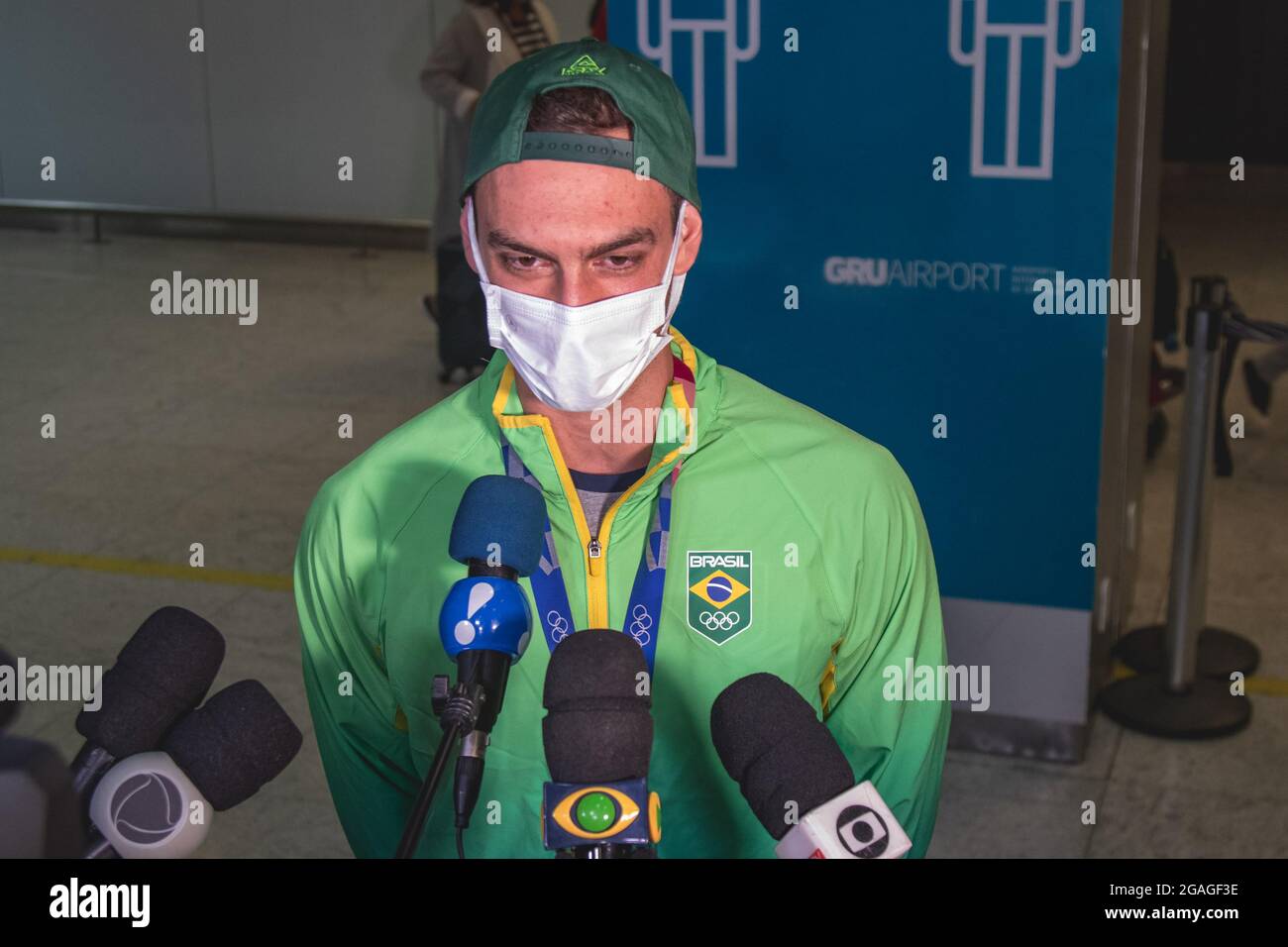 GUARULHOS, SP - 30.07.2021: ATLETA FERNANDO SCHEFFER RETORNA AO BRASIL ...