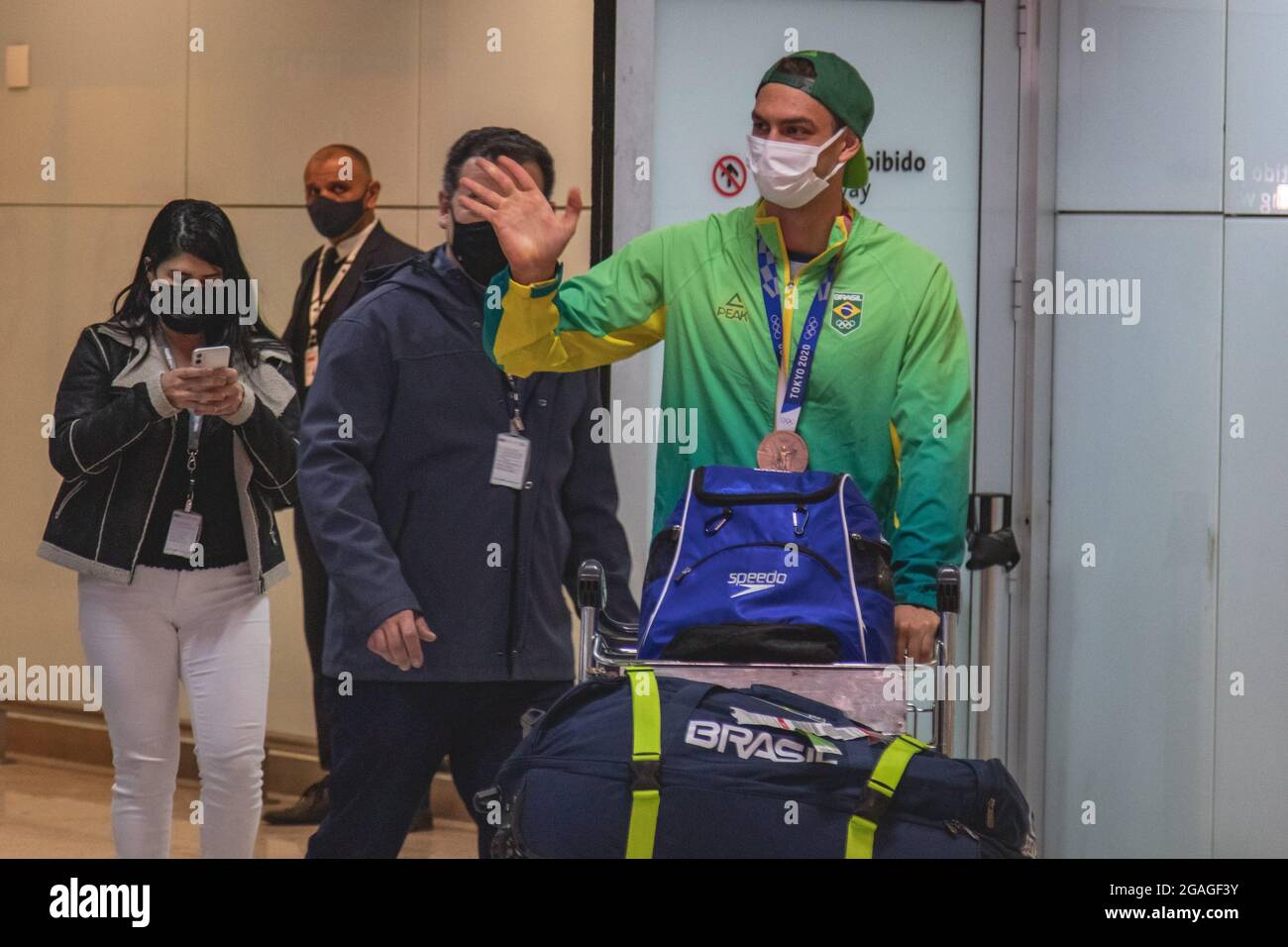 GUARULHOS, SP - 30.07.2021: ATLETA FERNANDO SCHEFFER RETORNA AO BRASIL ...