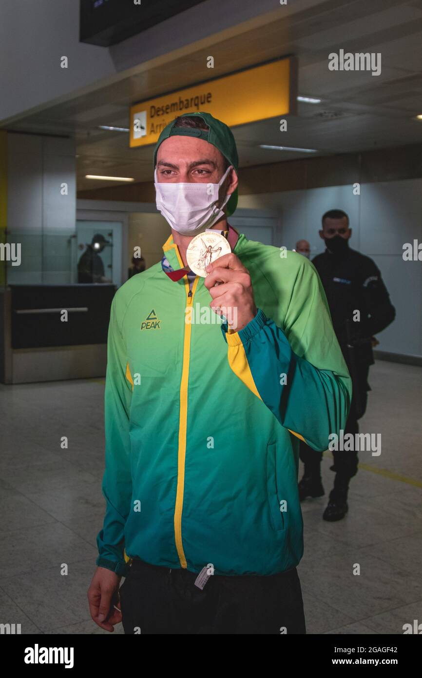 GUARULHOS, SP - 30.07.2021: ATLETA FERNANDO SCHEFFER RETORNA AO BRASIL ...