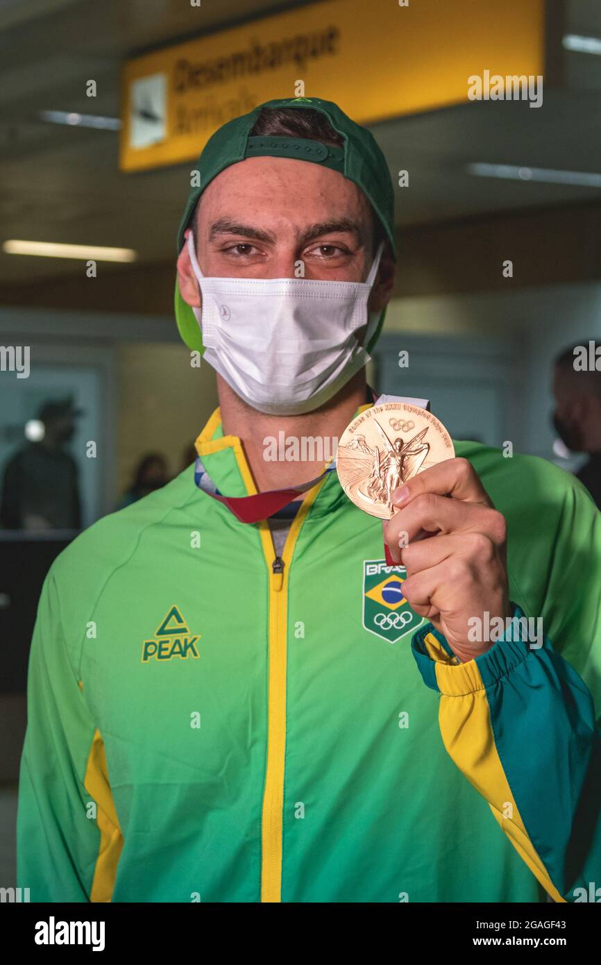 GUARULHOS, SP - 30.07.2021: ATLETA FERNANDO SCHEFFER RETORNA AO BRASIL ...