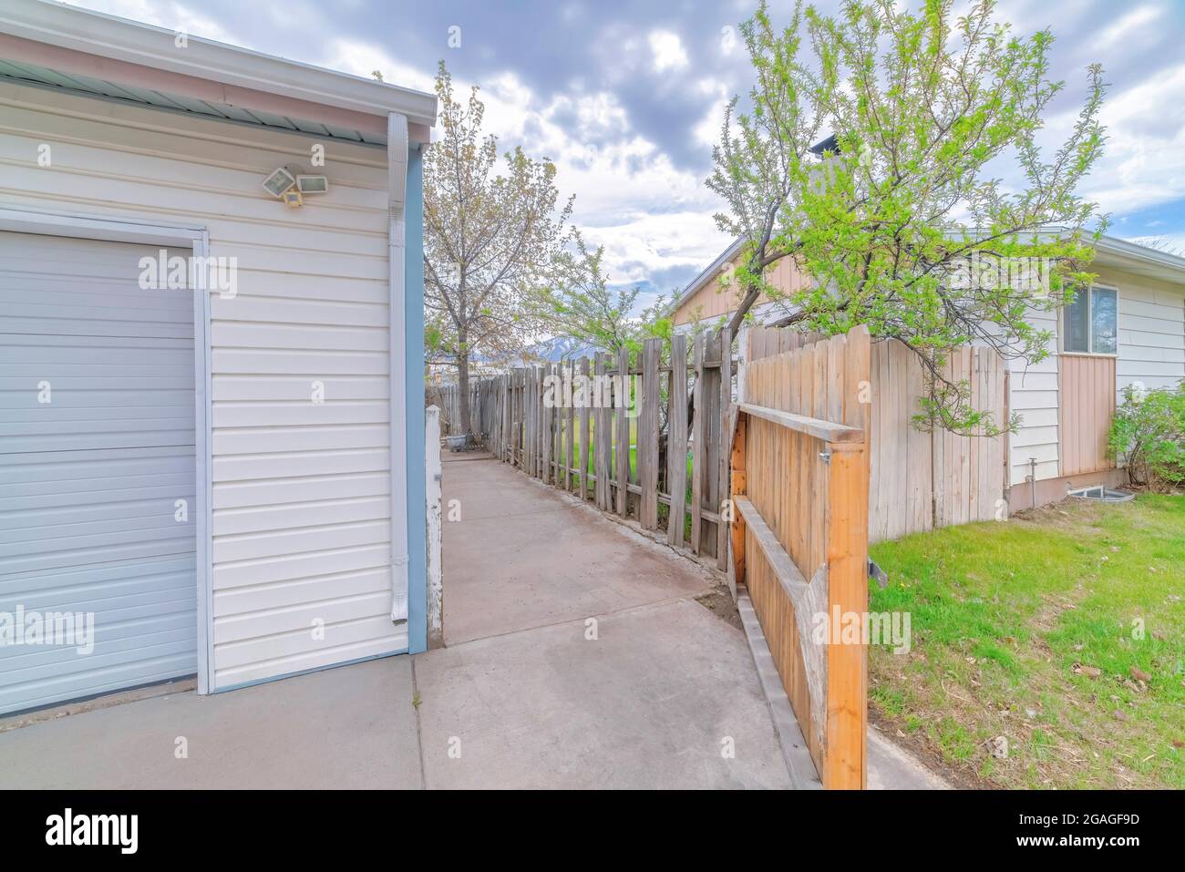 House with garage path hi-res stock photography and images - Alamy
