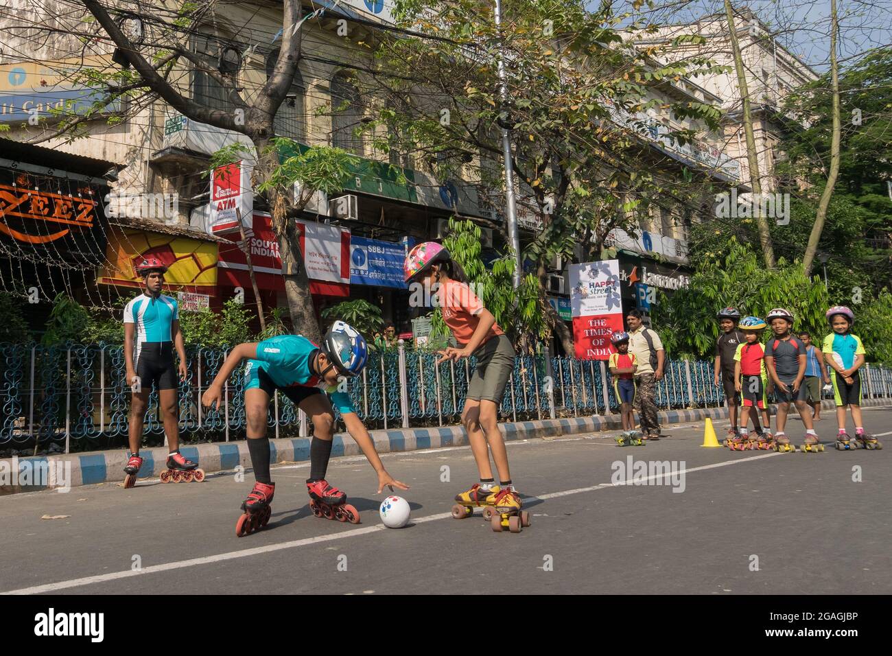 India ball children street hi-res stock photography and images - Alamy