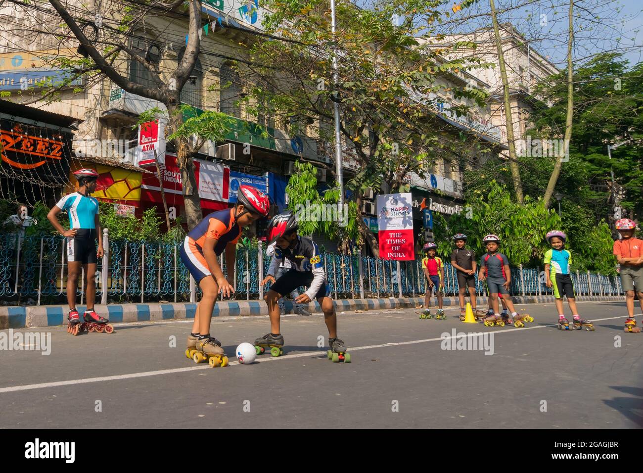 India ball children street hi-res stock photography and images - Alamy