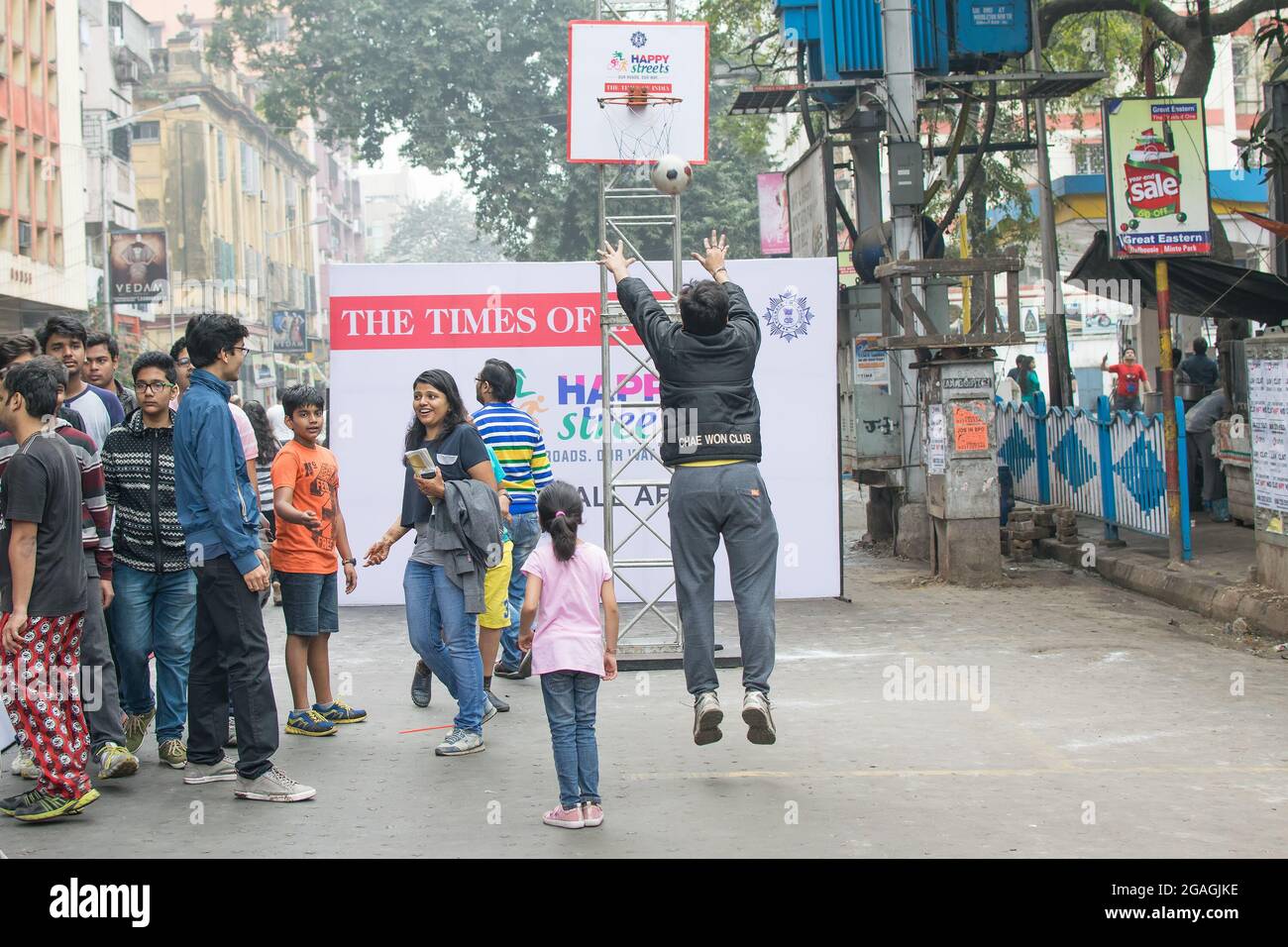 India ball children street hi-res stock photography and images - Alamy