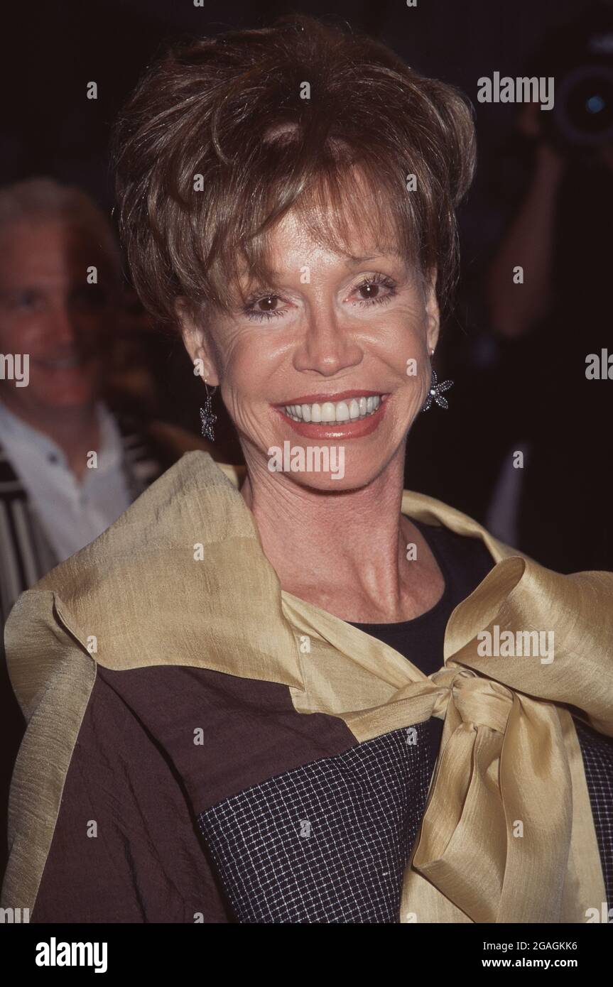 Mary Tyler Moore attends the premiere of "Shall We Dance?" At the Guild ...