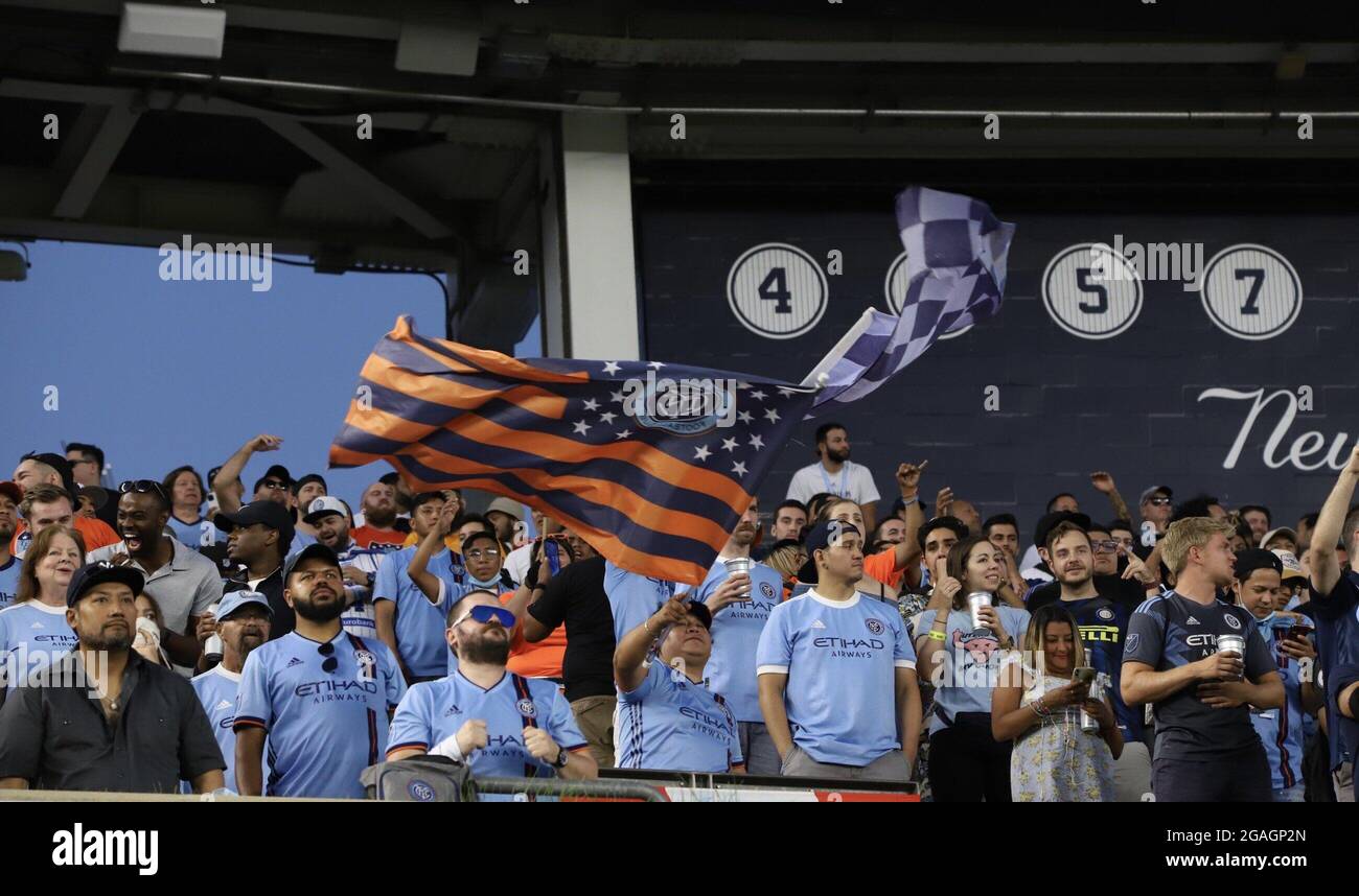 Yankee fans cheer hi-res stock photography and images - Alamy