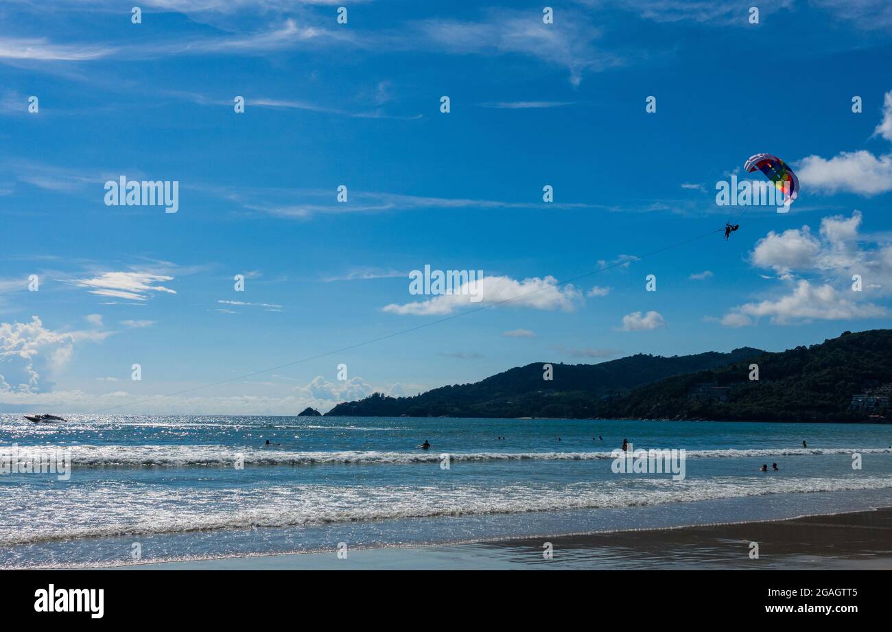 Parasailing beach phuket thailand hi-res stock photography and images ...