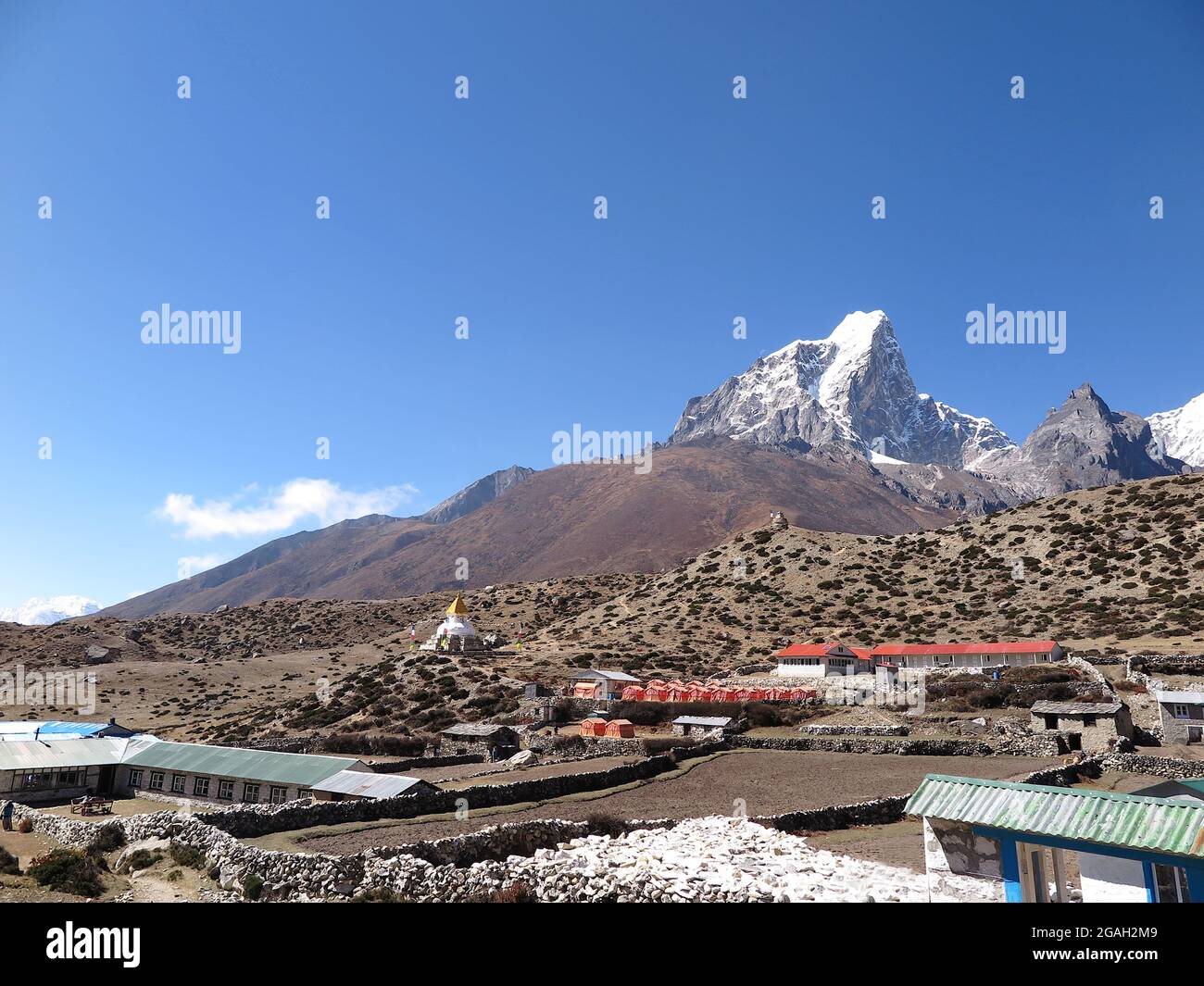 View of snow-capped Mount Taboche from Dingboche village, Sagarmatha ...