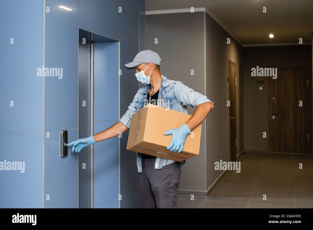 Delivery man wear mark for protect covid-19 ship to cutomer Stock Photo ...