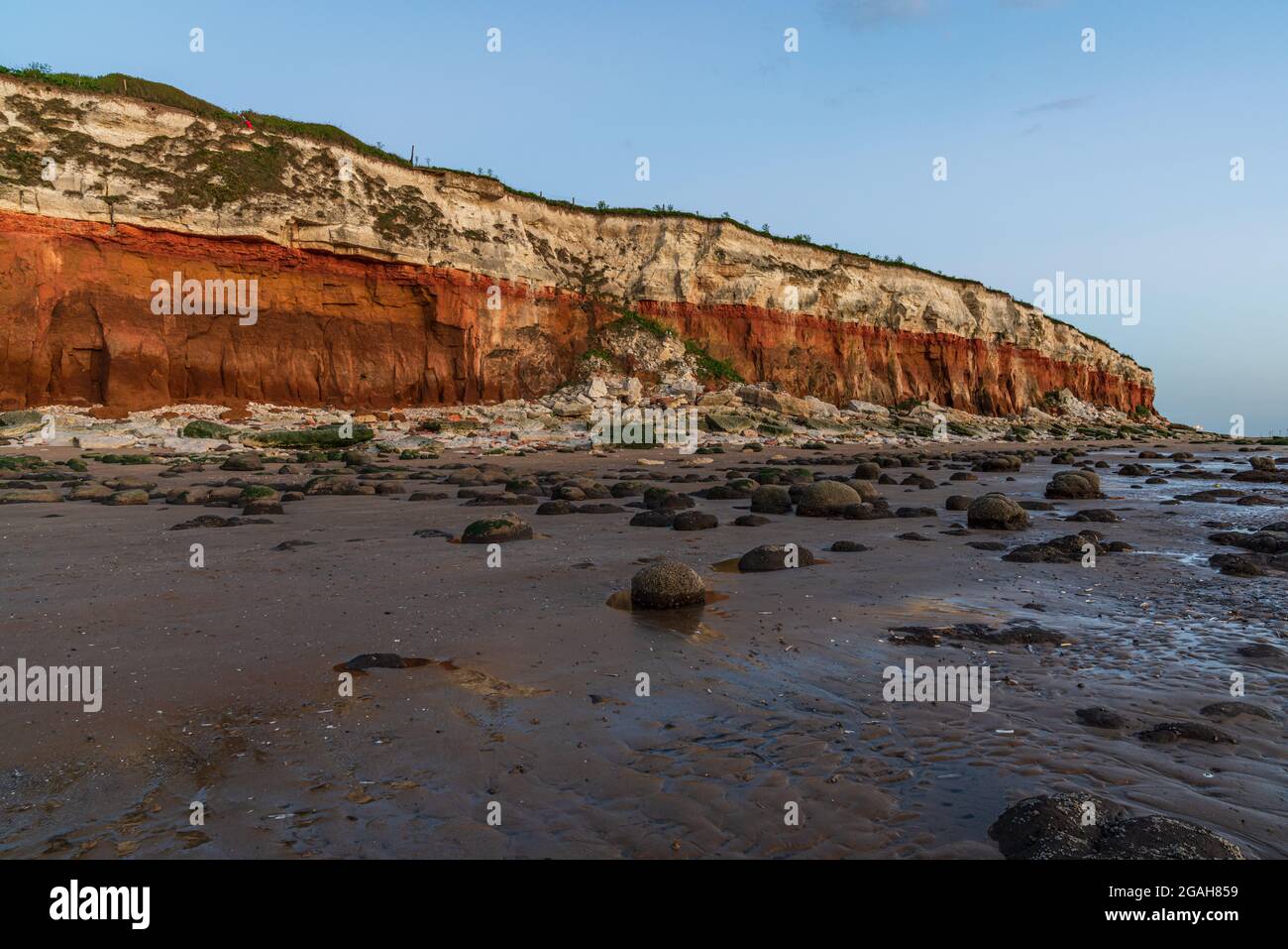 Hunstanton cliffs blue sky hi-res stock photography and images - Alamy