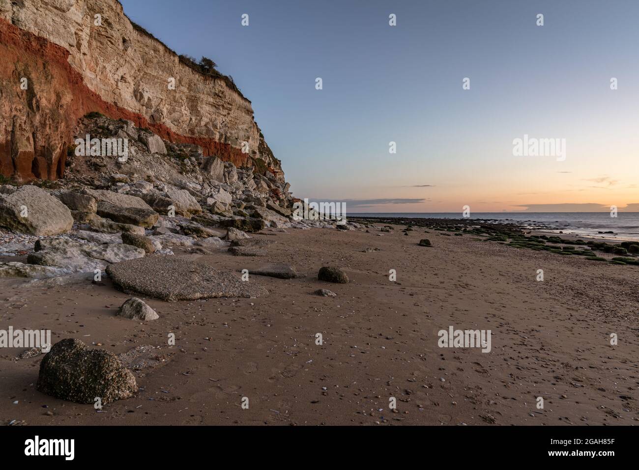 Hunstanton cliffs pebbles hi-res stock photography and images - Alamy