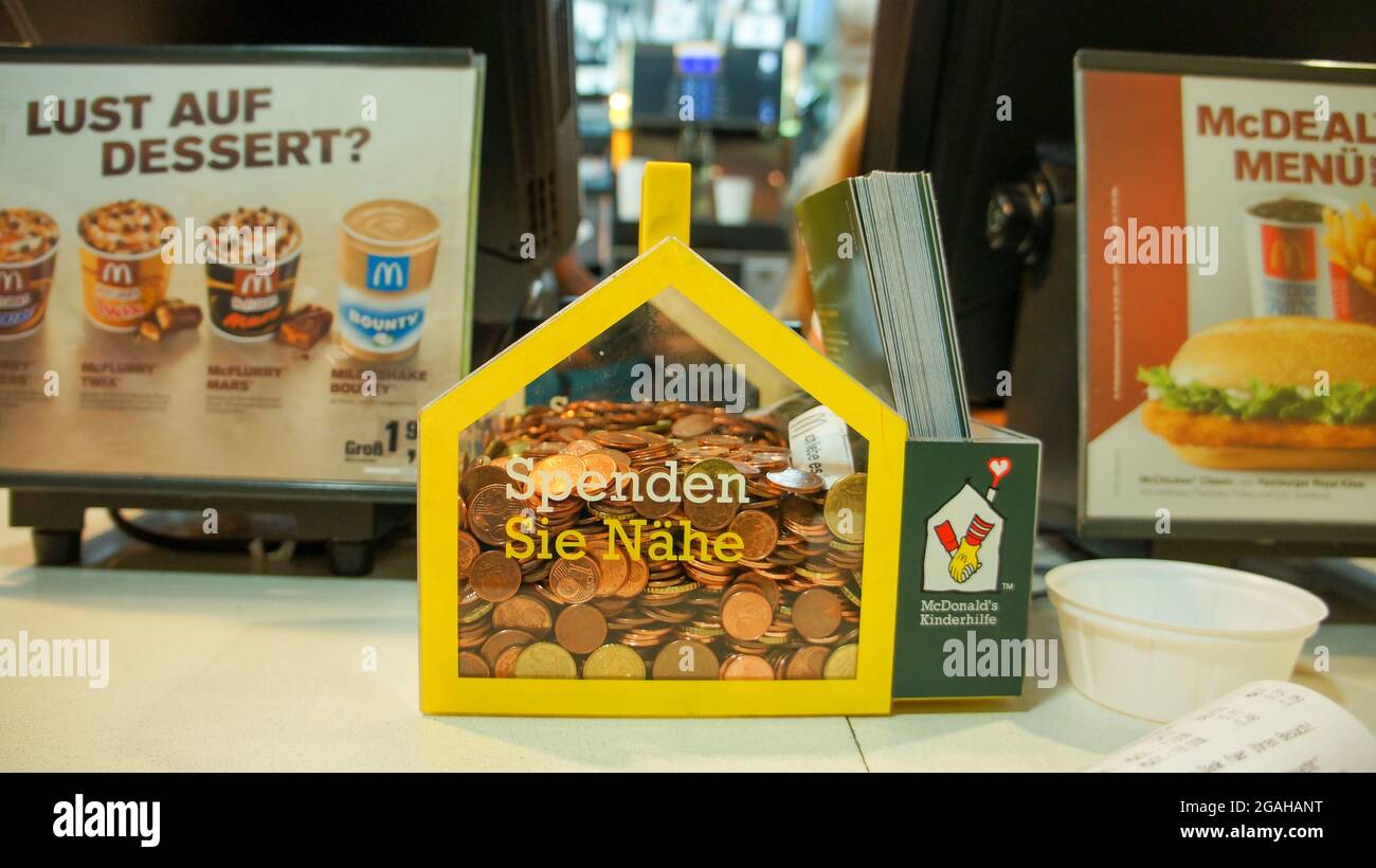 Mcdonalds kitchen hi-res stock photography and images - Alamy