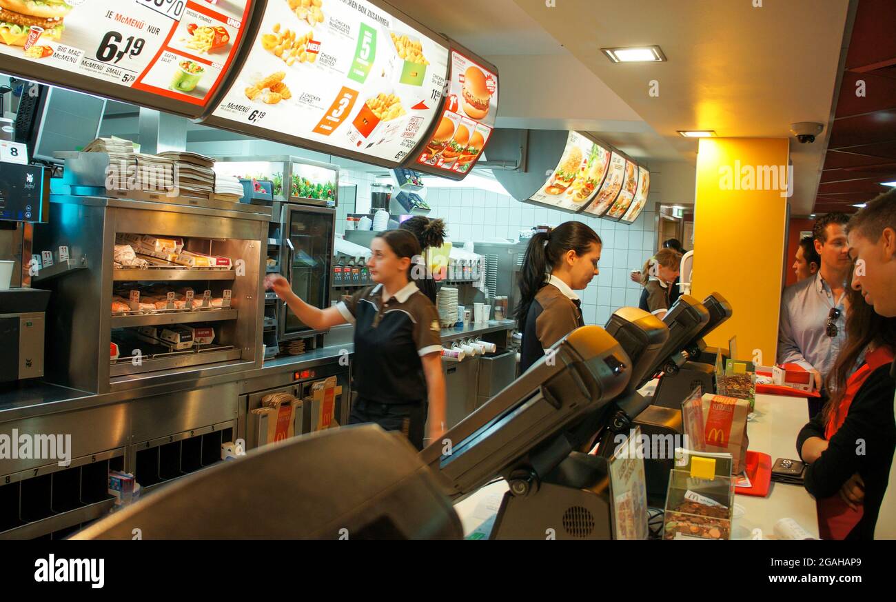 Mcdonalds kitchen hi-res stock photography and images - Alamy