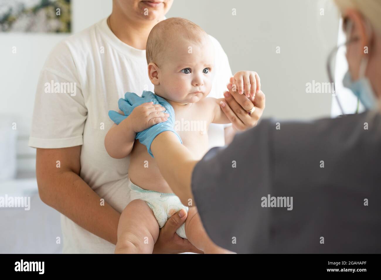 Doctor carrying a newborn baby hi-res stock photography and images - Alamy