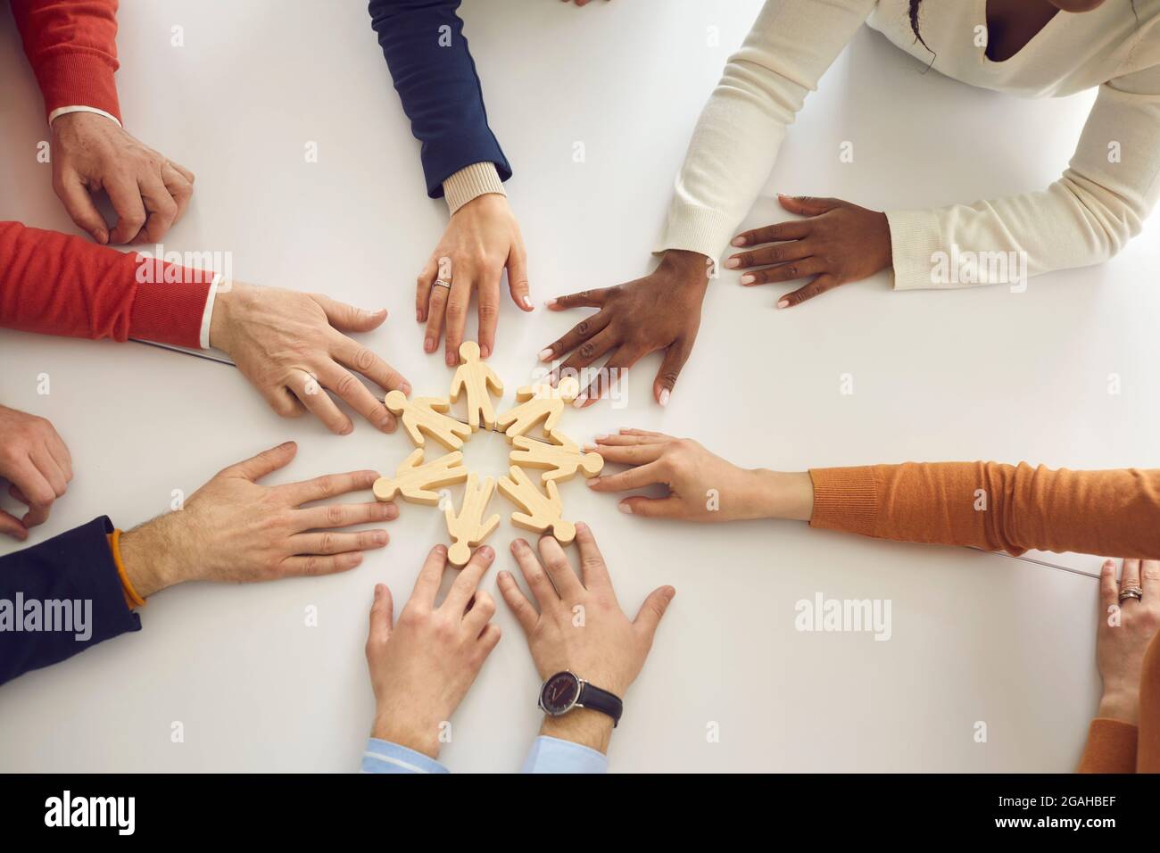 People connecting friendship hi-res stock photography and images - Alamy