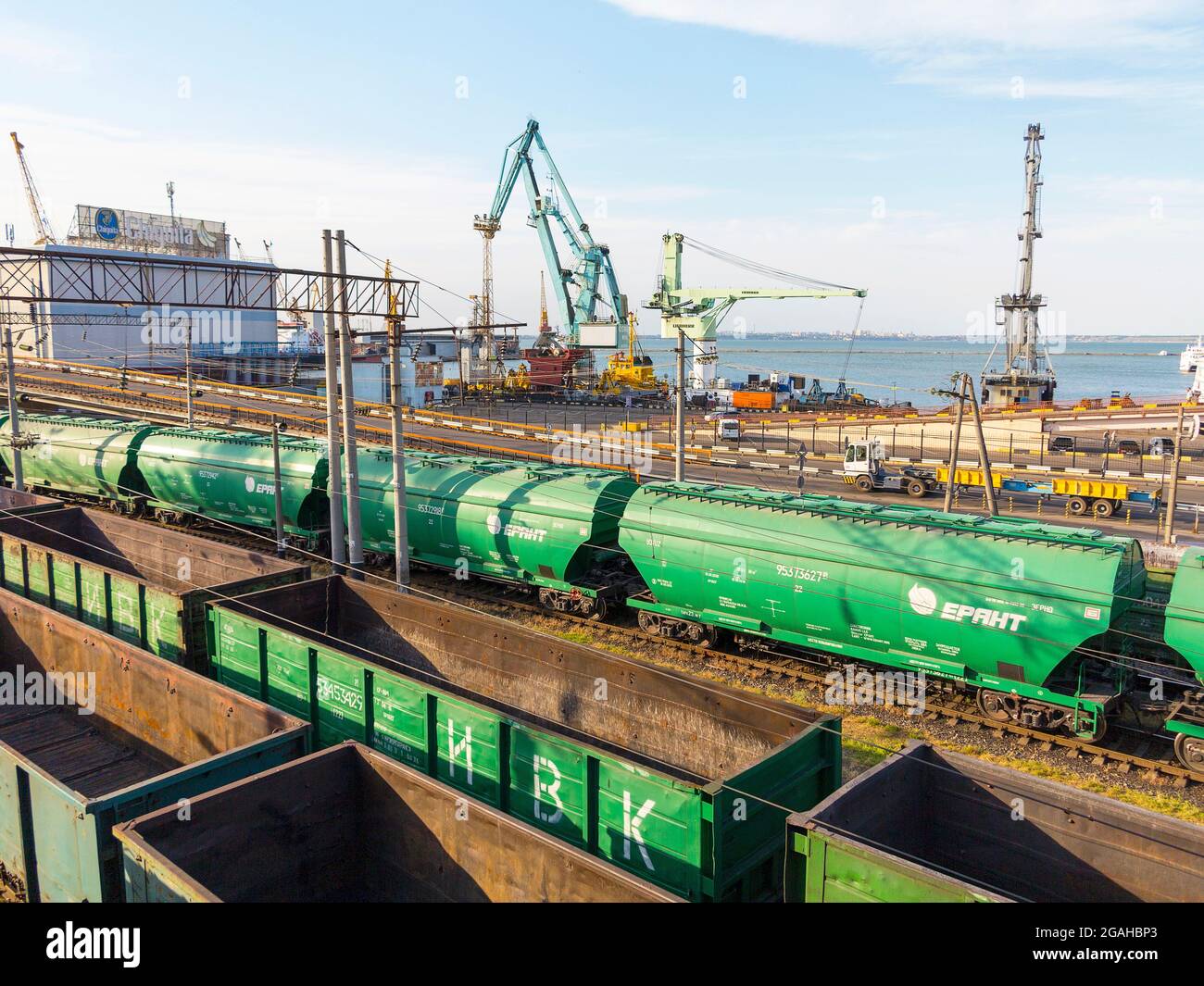 Queue rail platform hi-res stock photography and images - Alamy