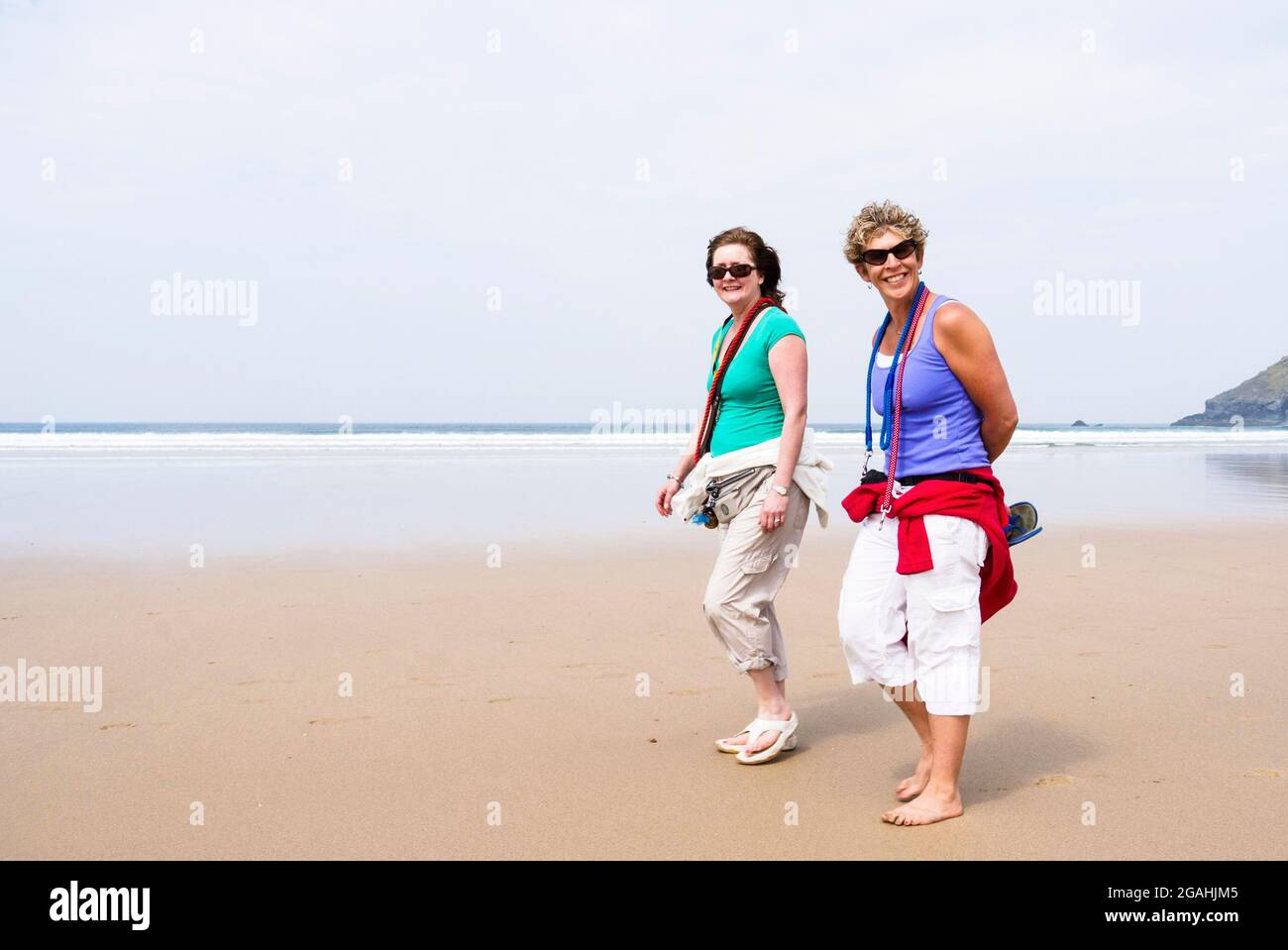 Women at the beach uk hi-res stock photography and images - Alamy