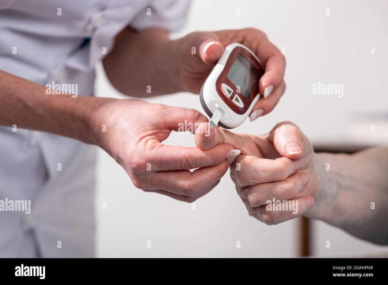 Nurse checking blood sugar level Stock Photo - Alamy