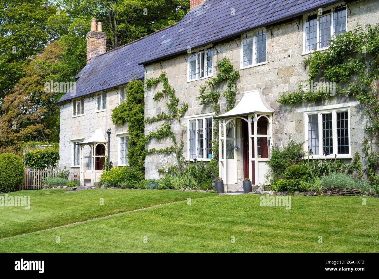 Pretty Stone Cottages on Stourhead Estate Stock Photo - Alamy