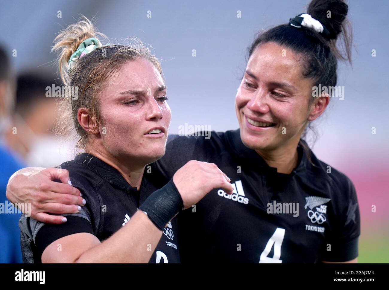 New Zealand's Michaela Blyde (left) celebrates with Shiray Kaka after ...