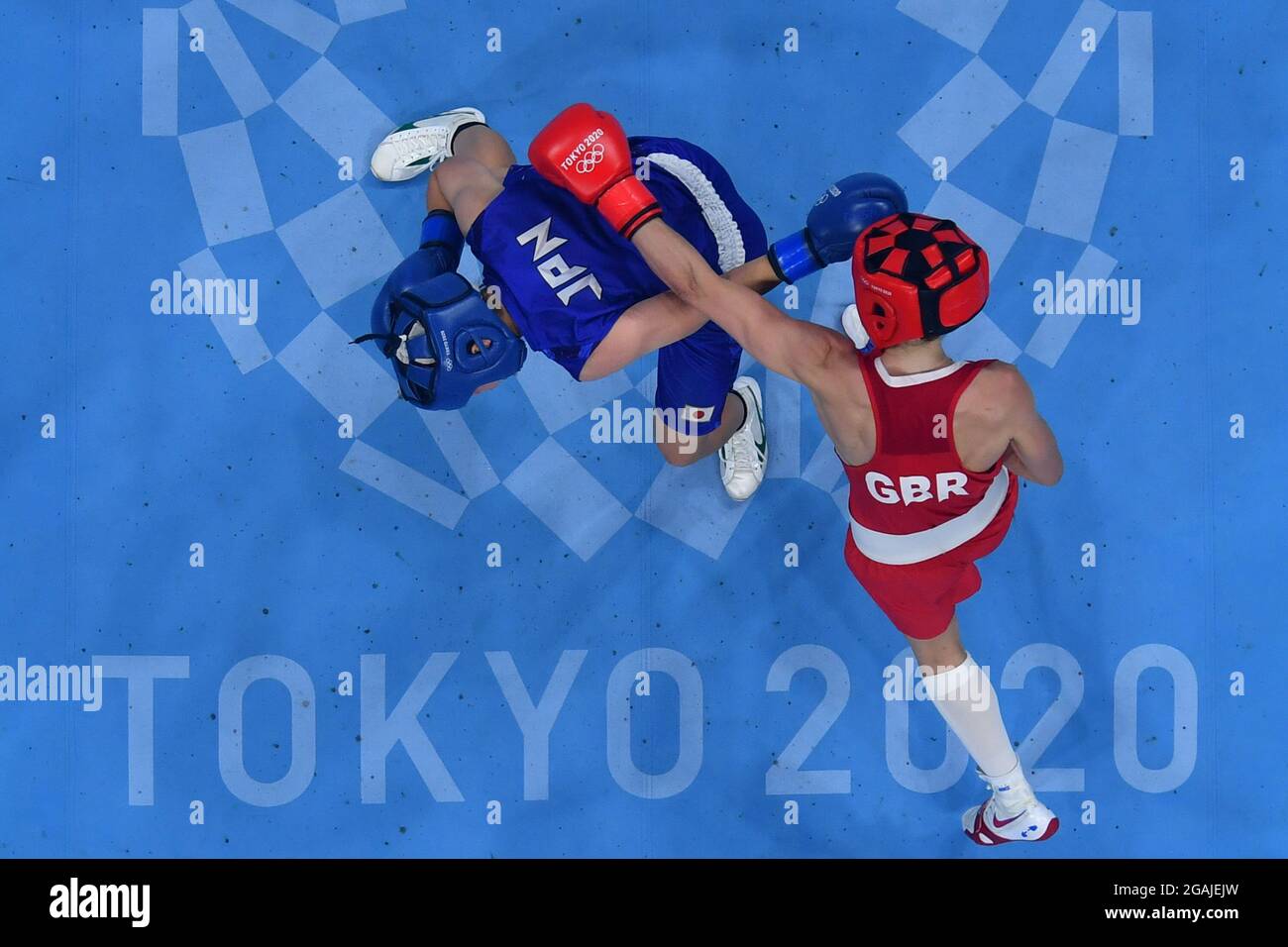 Tokyo, Japan. 31st July, 2021. Irie Sena (L) of Japan competes with ...