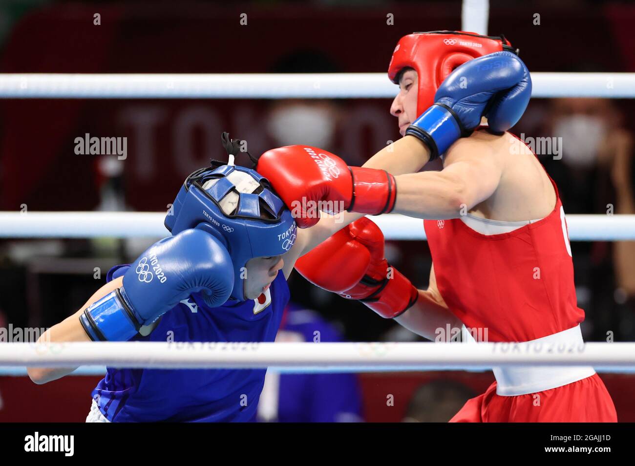 Tokyo, Japan. 31st July, 2021. ARTINGSTALL Karriss (GBR) (blue) vs IRIE Sena (JPN) (red) Boxing ...