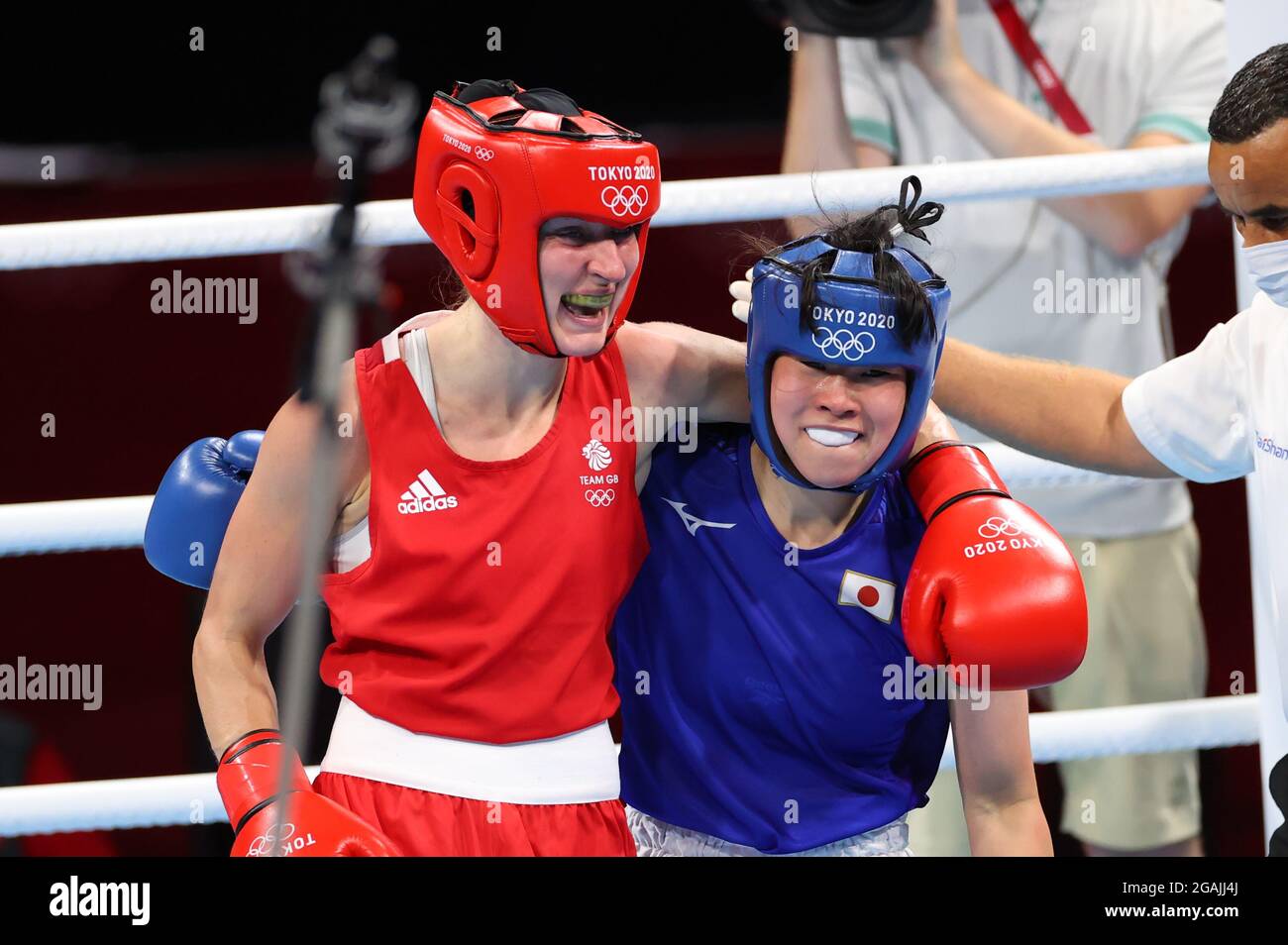 Tokyo, Japan. 31st July, 2021. ARTINGSTALL Karriss (GBR) (blue) vs IRIE Sena (JPN) (red) Boxing ...