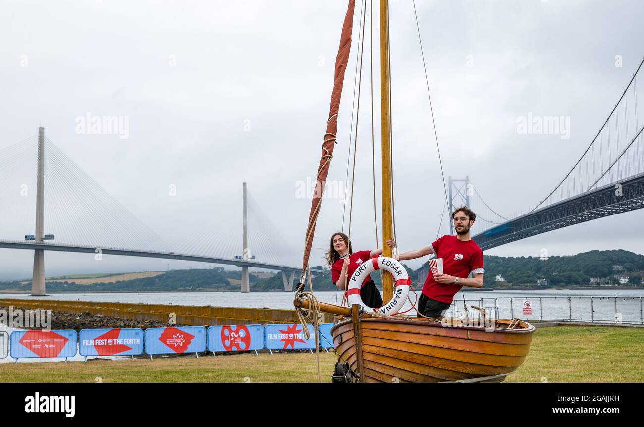 Forth road bridge small boat hi-res stock photography and images - Alamy