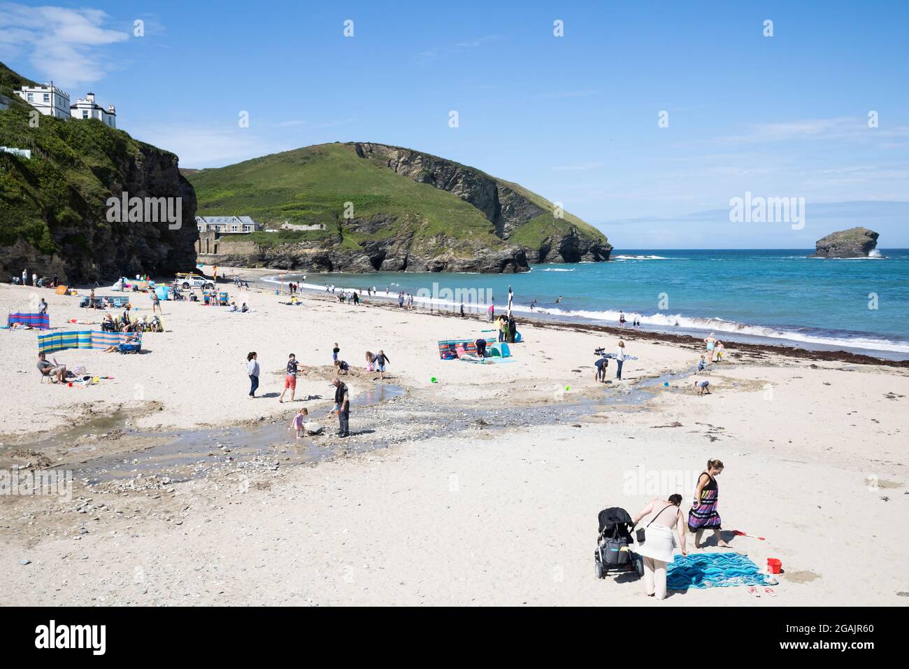 Cornwall, UK. 31st July 2021,Families enjoyed the sunshine on the beach ...
