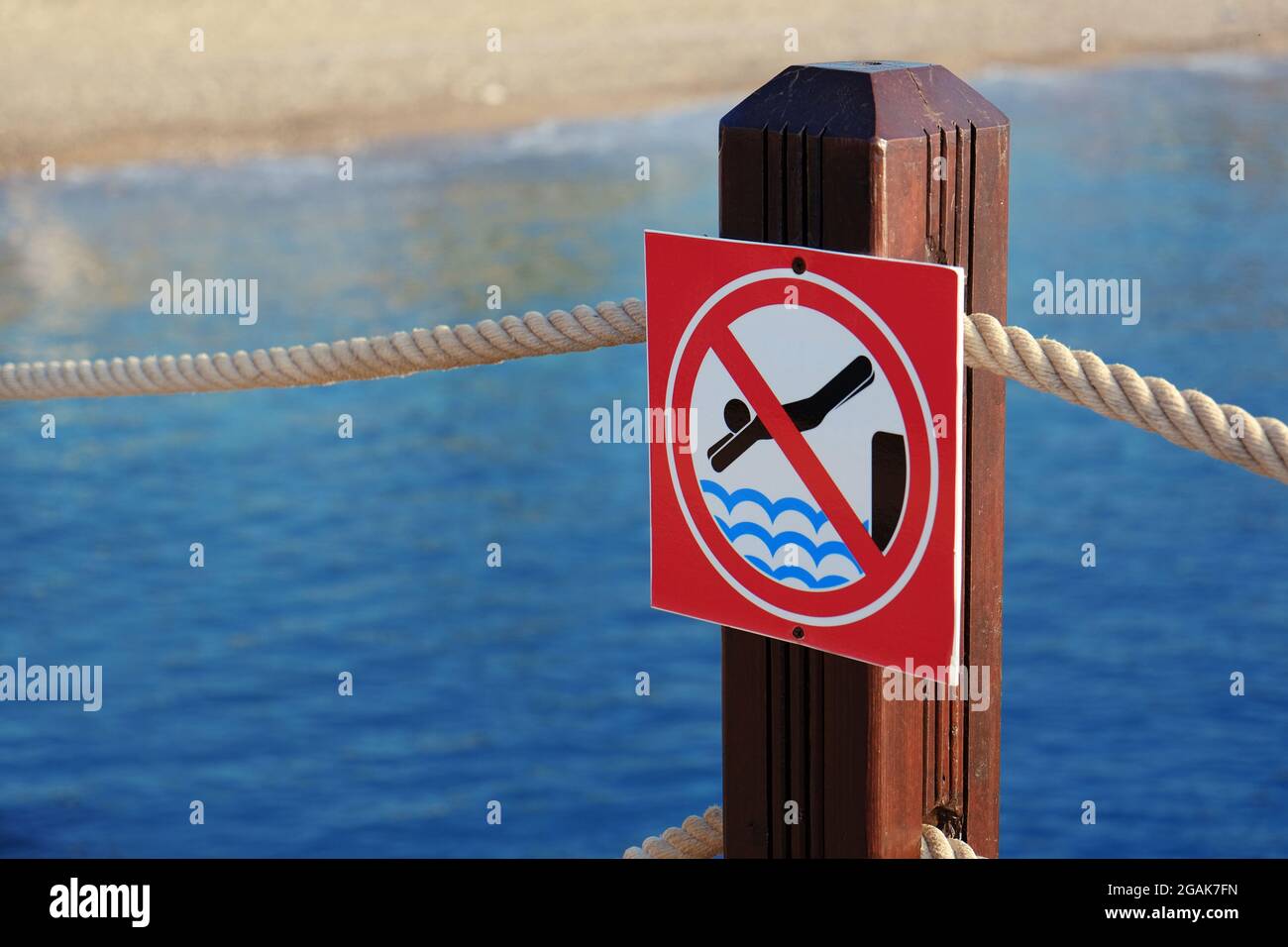 No Diving warning sign in front of pier Stock Photo - Alamy