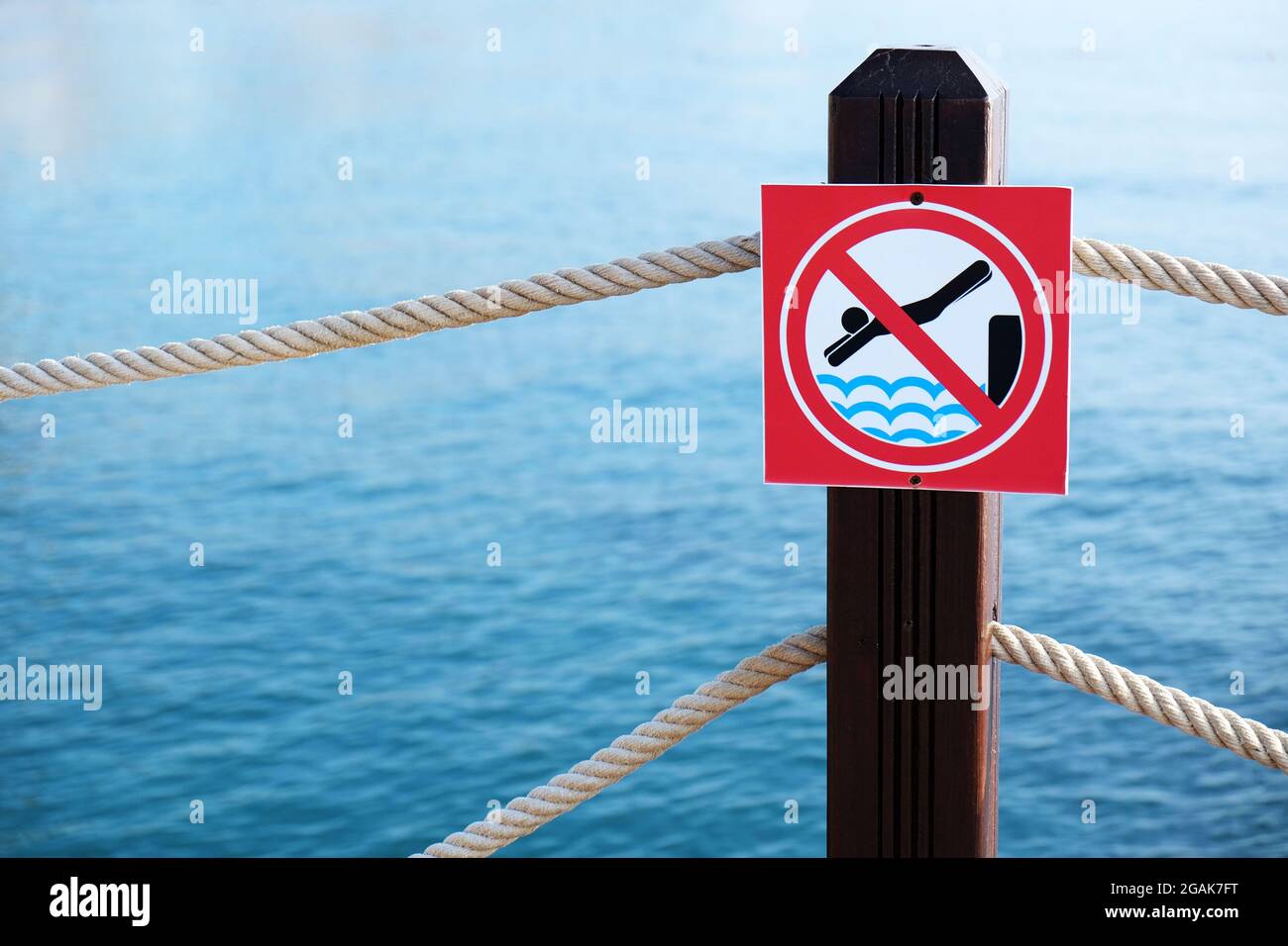 No Diving warning sign in front of pier Stock Photo - Alamy