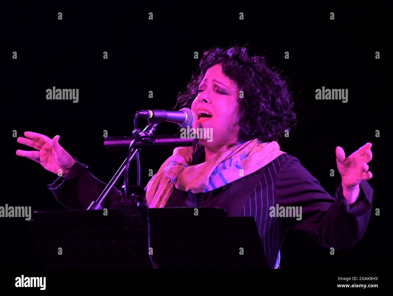 Donne in canto hi-res stock photography and images - Alamy