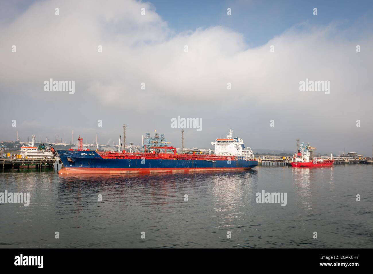 Refinery tank hi-res stock photography and images - Alamy