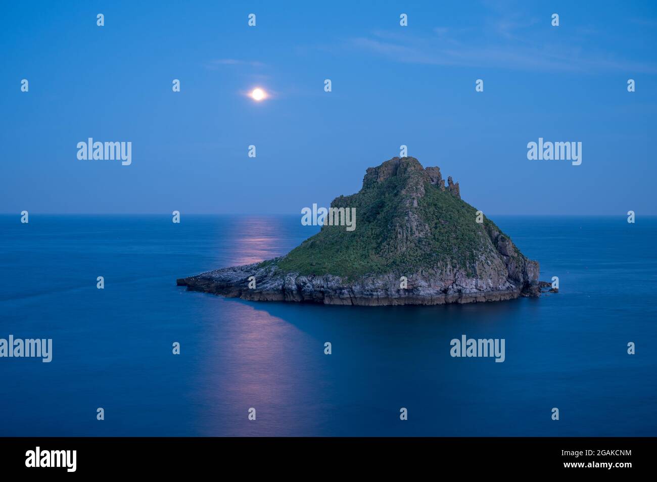 Thatcher Rock By Moonlight Stock Photo - Alamy