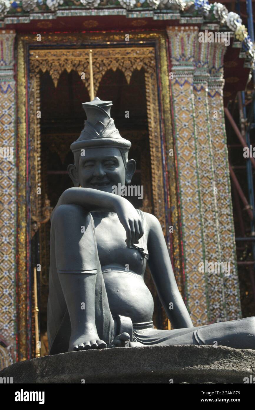 Temple pose hi-res stock photography and images - Alamy