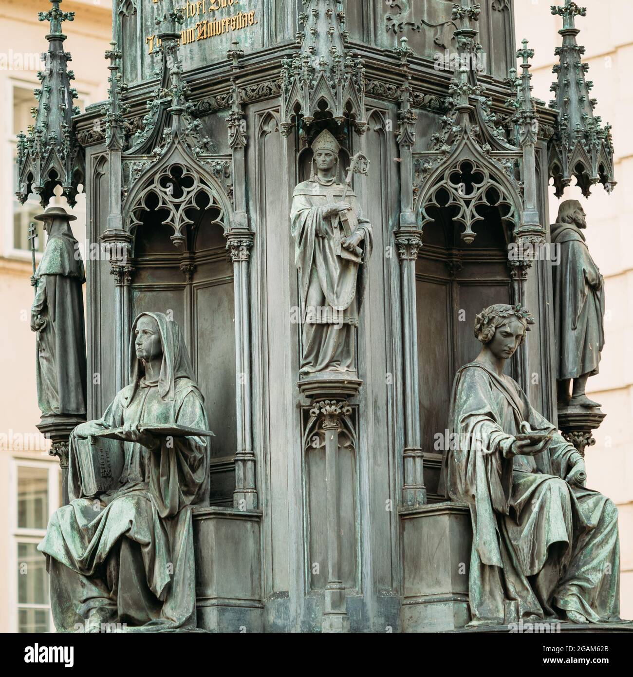 Medieval crown close up hi-res stock photography and images - Alamy