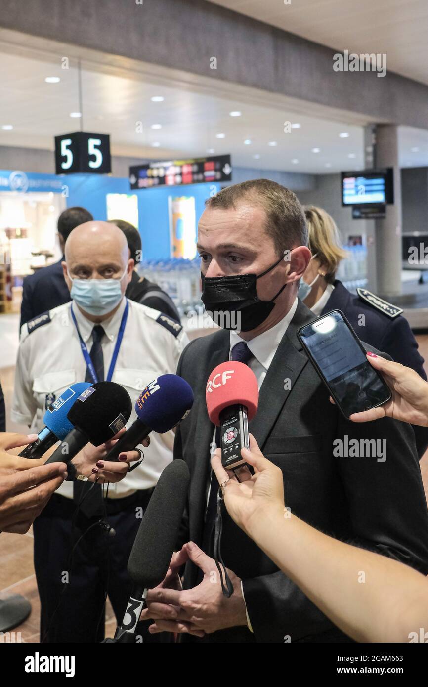 Passport control airport france hi-res stock photography and images - Alamy