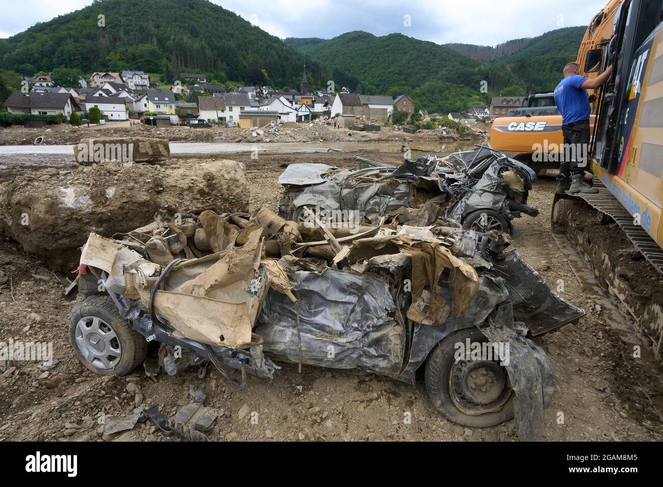 Rech, Germany. 31st July, 2021. Totally destroyed cars are prepared for ...