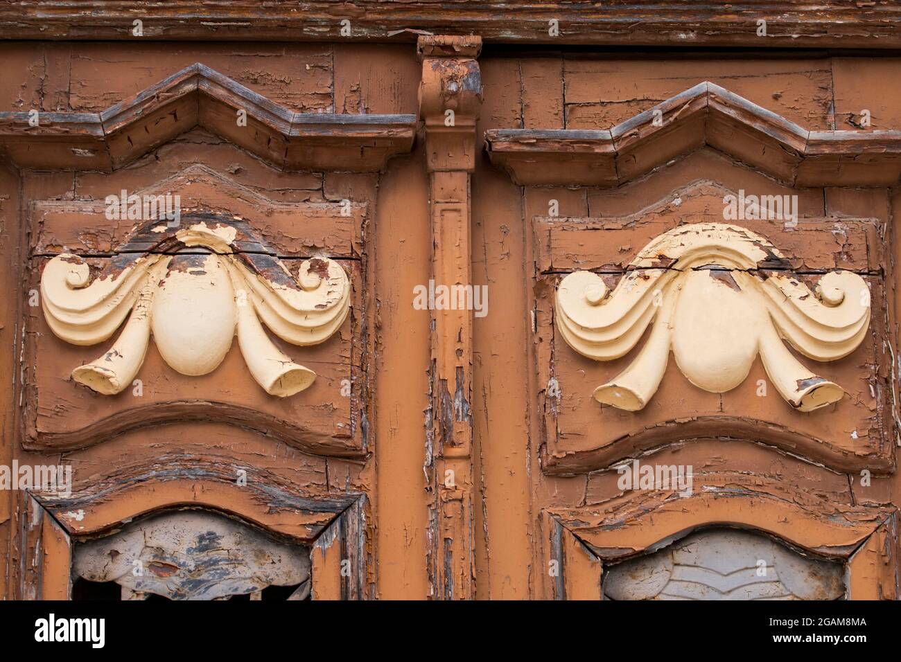 View of old wooden door texture with peeled paint Stock Photo - Alamy